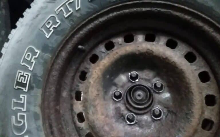 3 Reasons Why Steering Wheel Can be Loose - What To Check?